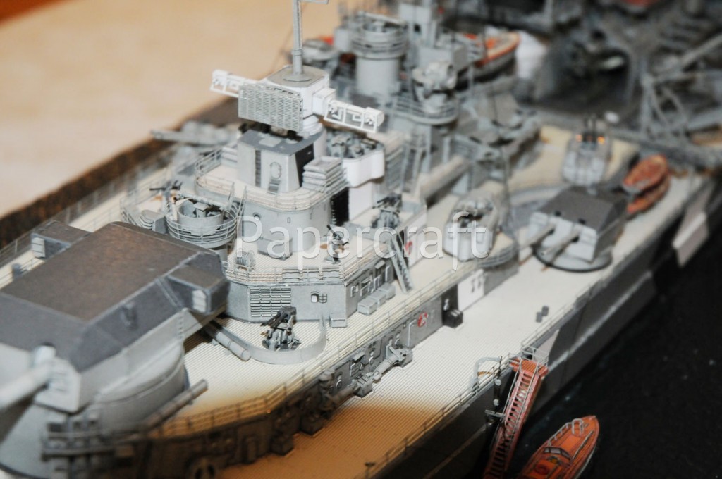 Papírový model - Bitevní loď Bismarck s kamufláží (3964) | Papercraft.cz